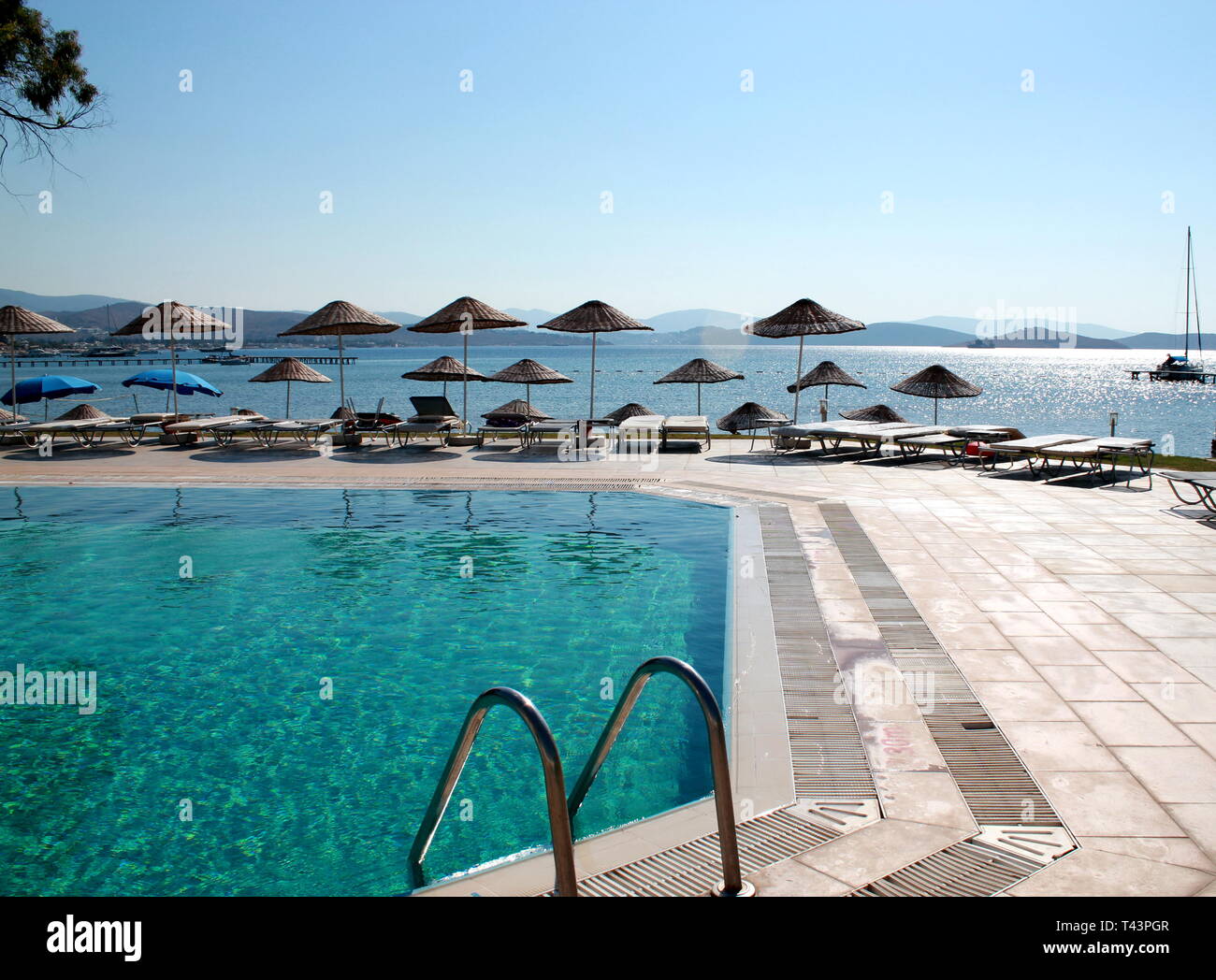 Infinity pool villa hi-res stock photography and images - Alamy