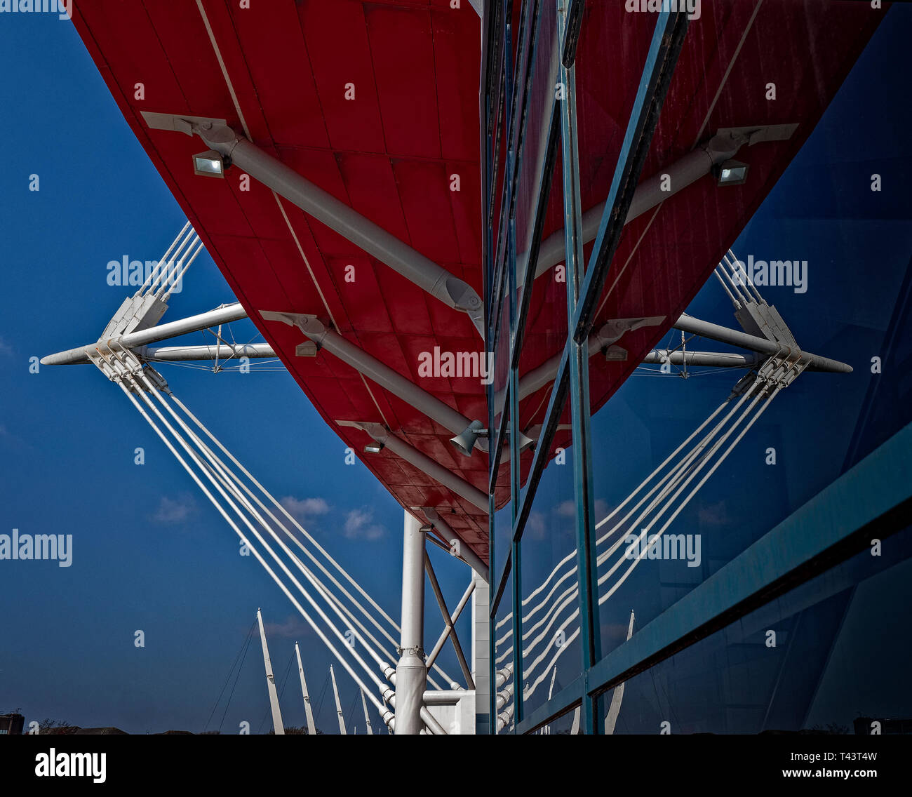 Principality stadium roof hi-res stock photography and images - Alamy