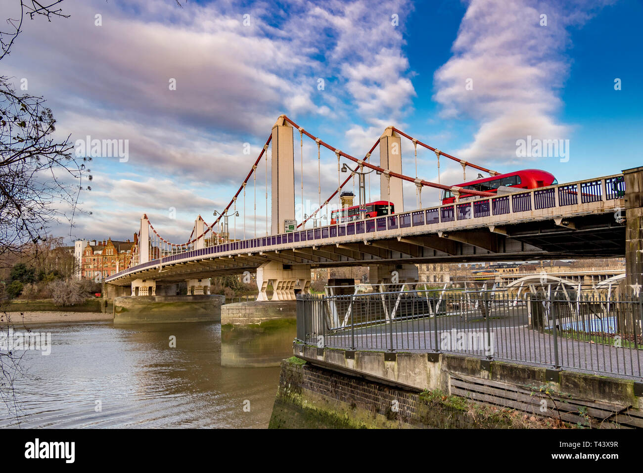Thames bridges hi-res stock photography and images - Alamy