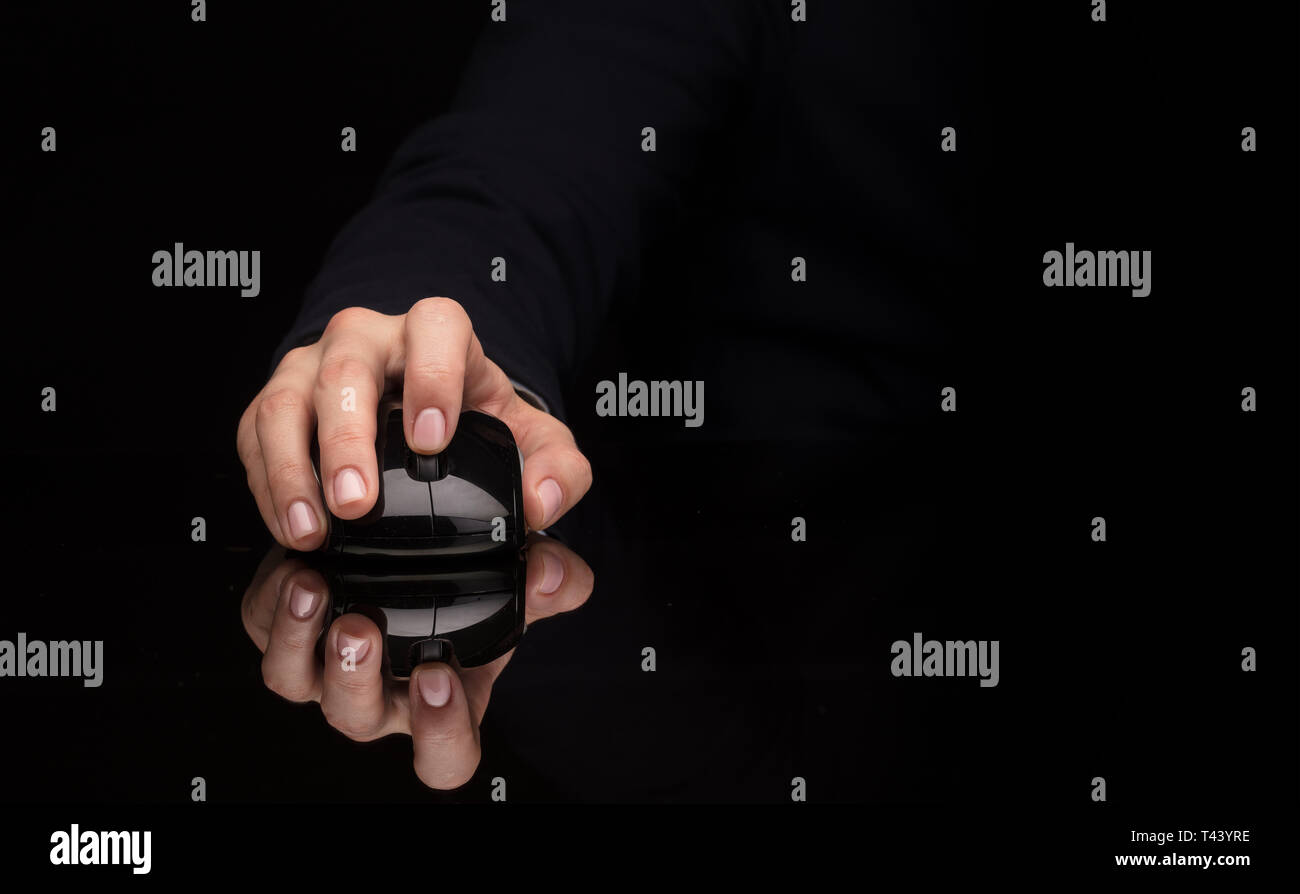 Hand using wireless mouse in a dark environment Stock Photo - Alamy
