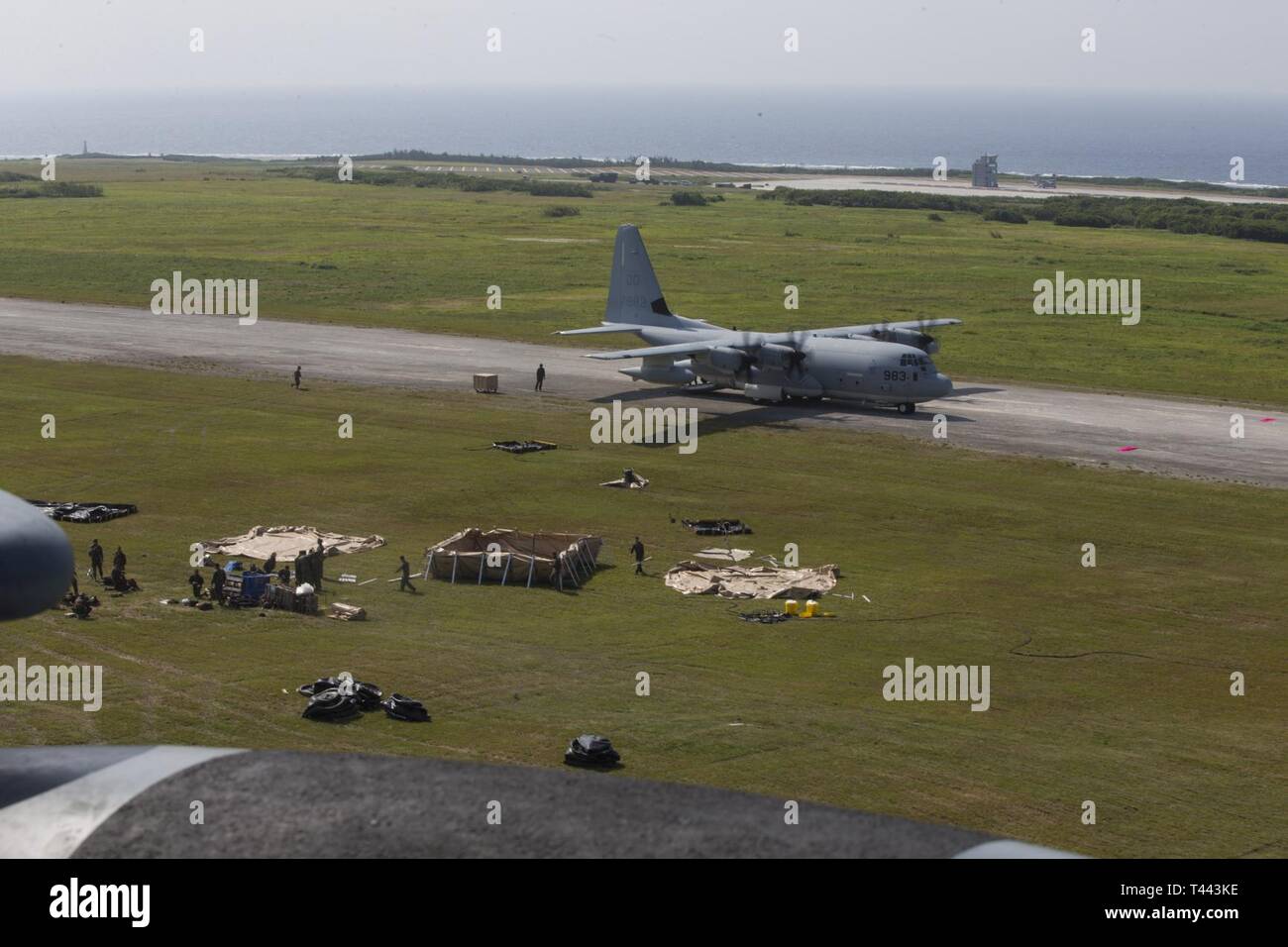 Marines with the 31st Marine Expeditionary Unit establish a Forward ...