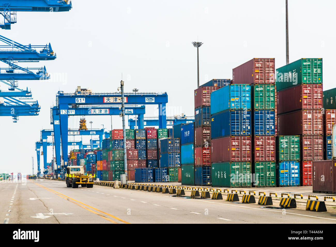 Chinese shanghai commercial port hi-res stock photography and images ...