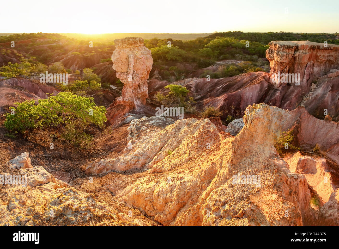 Setting sun shines over Marafa depression Hell's Kitchen geological ...