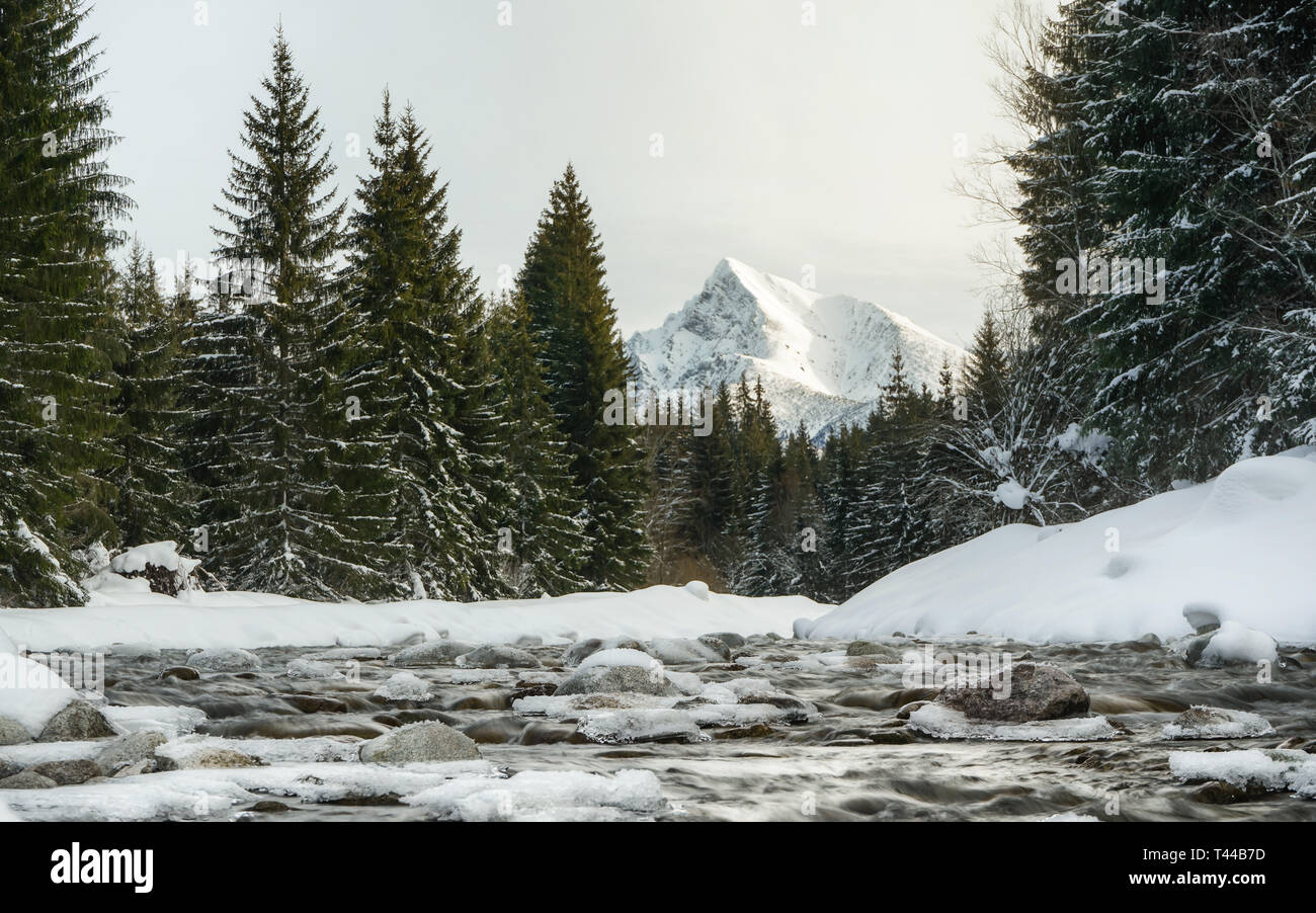 High country morning river scene hi-res stock photography and images ...