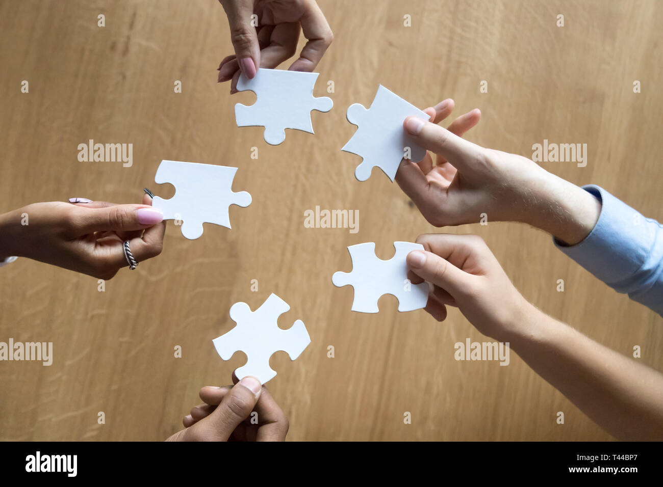 Business goals puzzle teamwork hi-res stock photography and images - Alamy