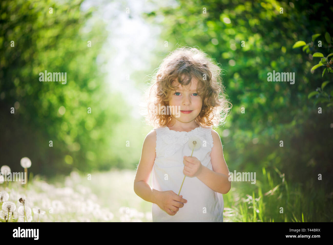 kid having fun outdoors Stock Photo - Alamy