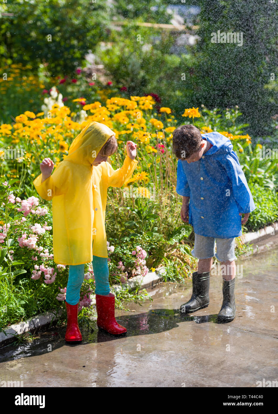 Kids playing in rain hi-res stock photography and images - Alamy