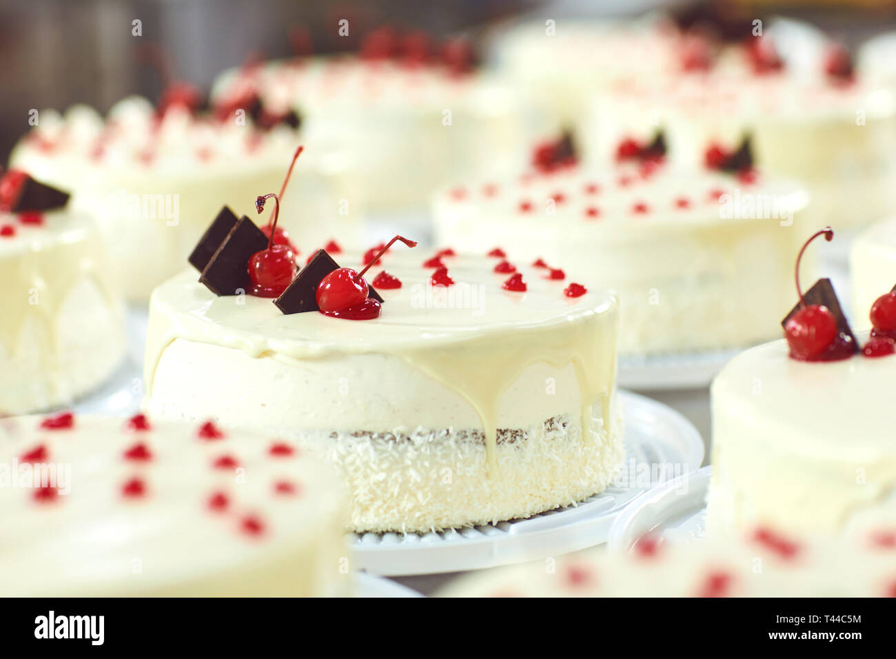 Table of cakes hi-res stock photography and images - Alamy