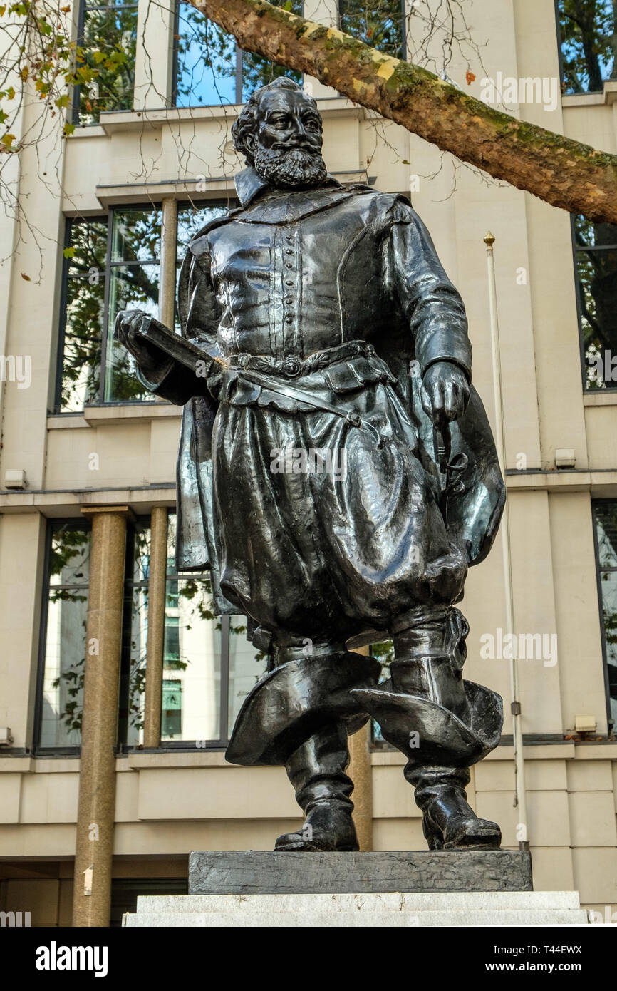 Captain John Smith Statue, St Mary-le-Bow churchyard, Cheapside, London ...