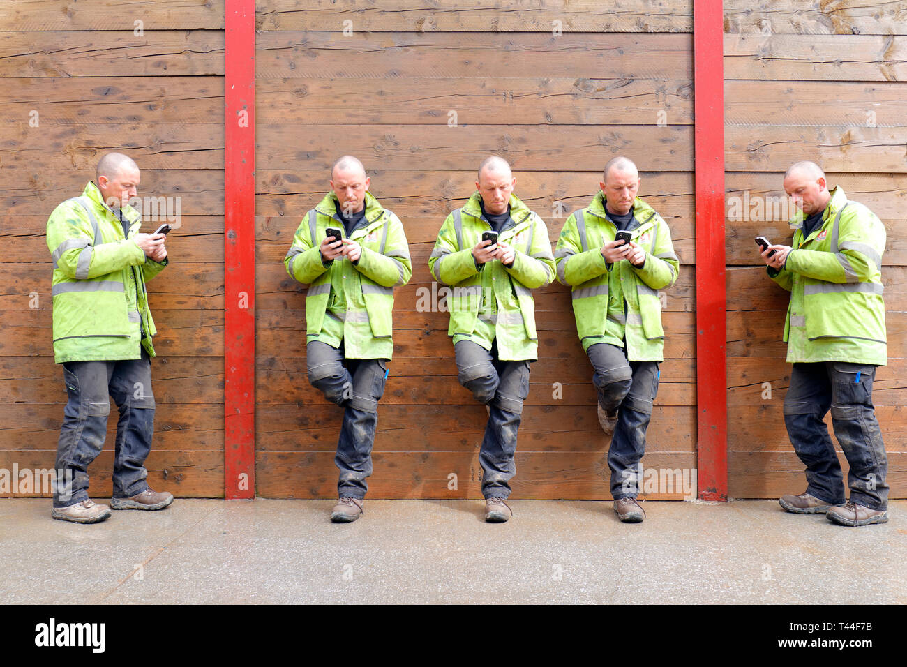 A construction worker in hi viz using a mobile phone Stock Photo - Alamy