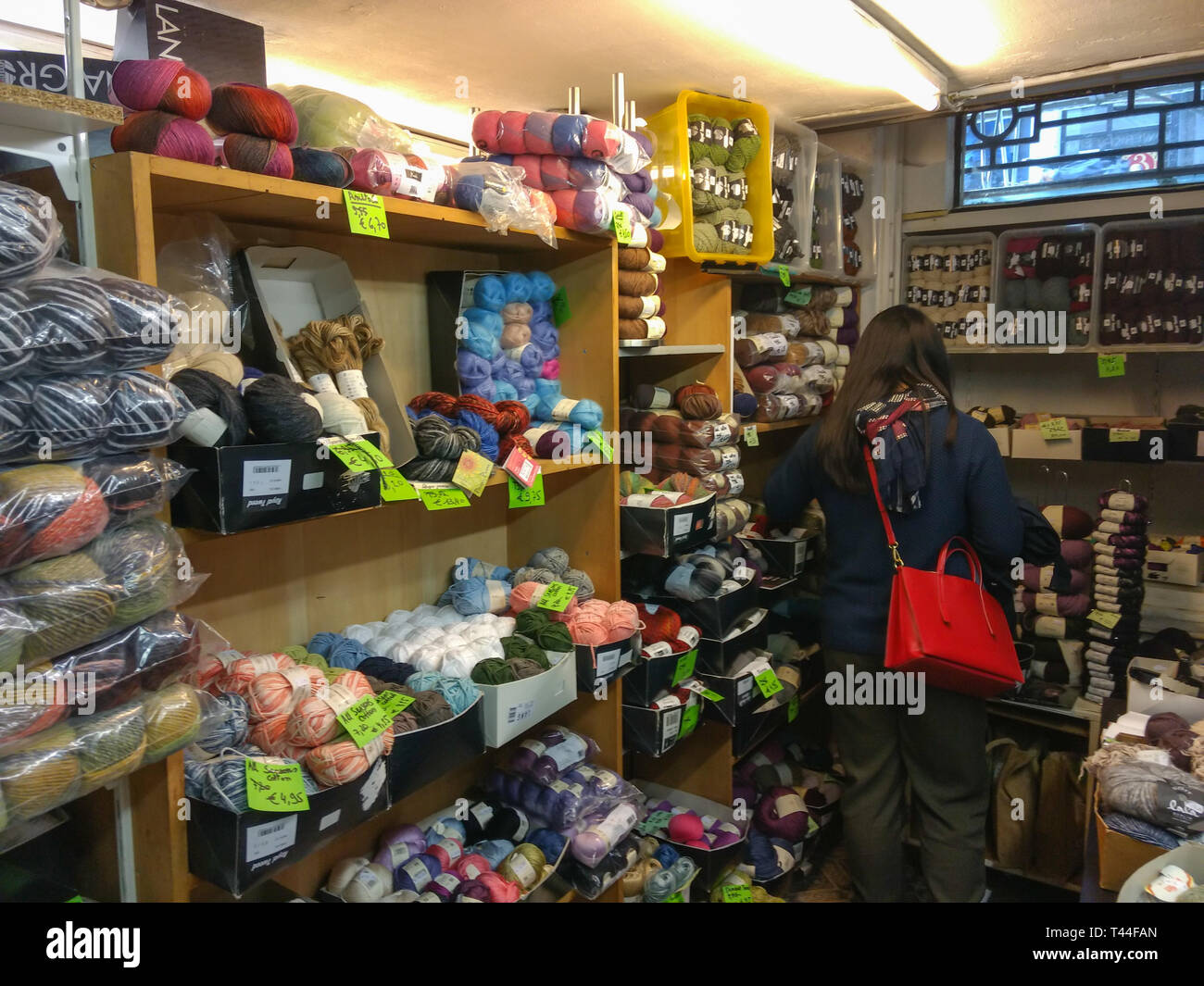 Sale racks hi-res stock photography and images - Alamy