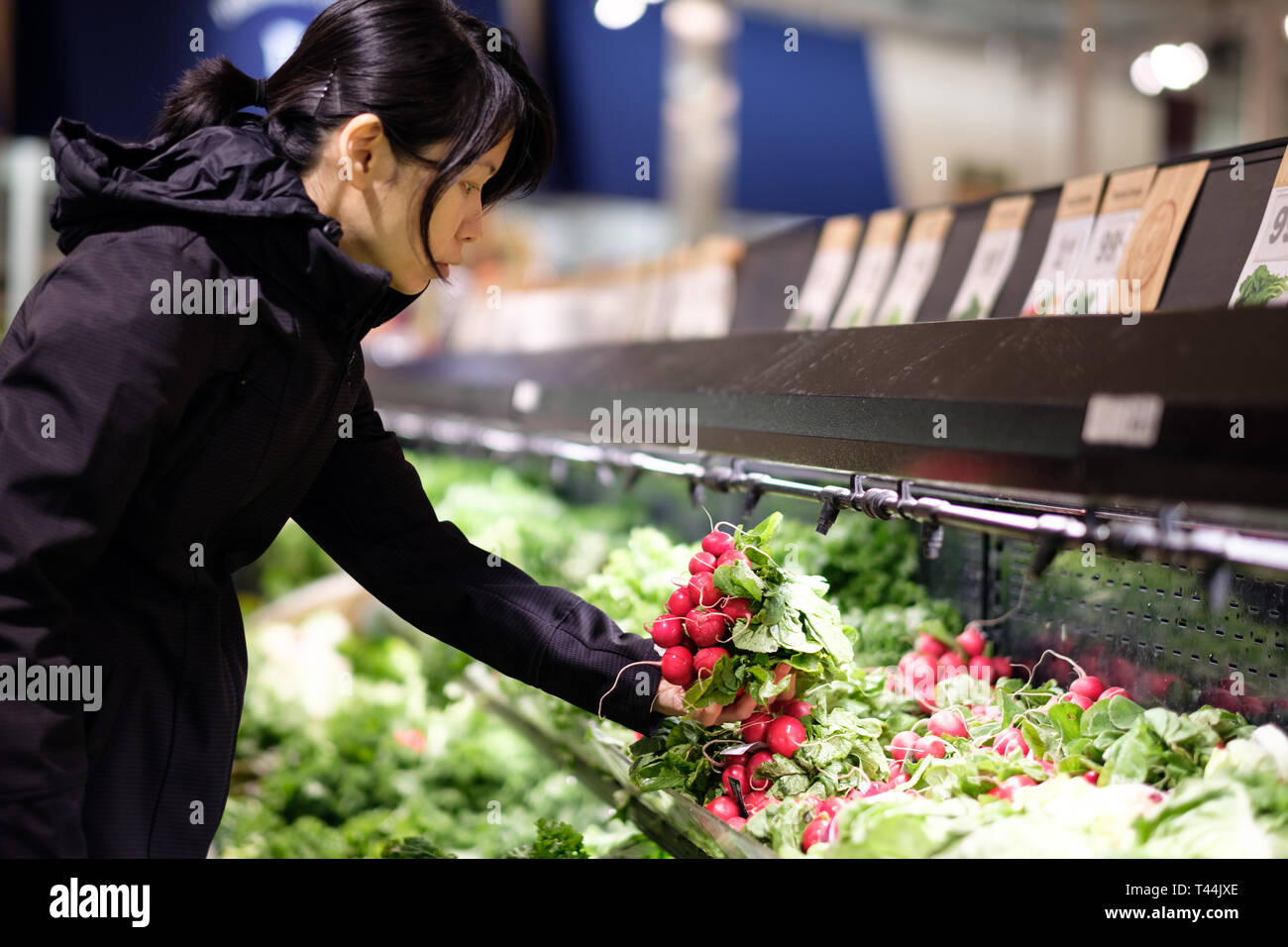 Customer in asian grocery store hi-res stock photography and images - Alamy