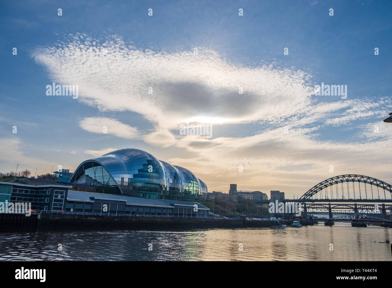 View of the river Tyne, Sage Gateshead concert hall and Tyne bridge at ...