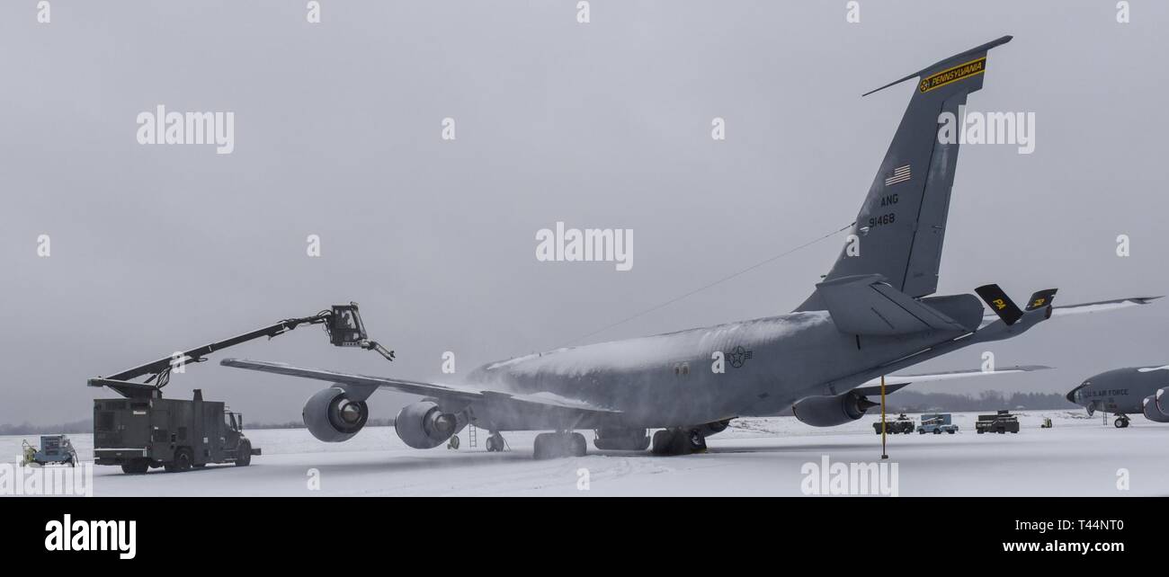 171 air refueling wing hi-res stock photography and images - Alamy
