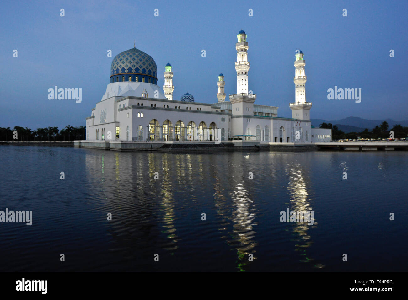 City Mosque on Likas Bay lighted at dusk, Kota Kinabalu, Sabah (Borneo ...