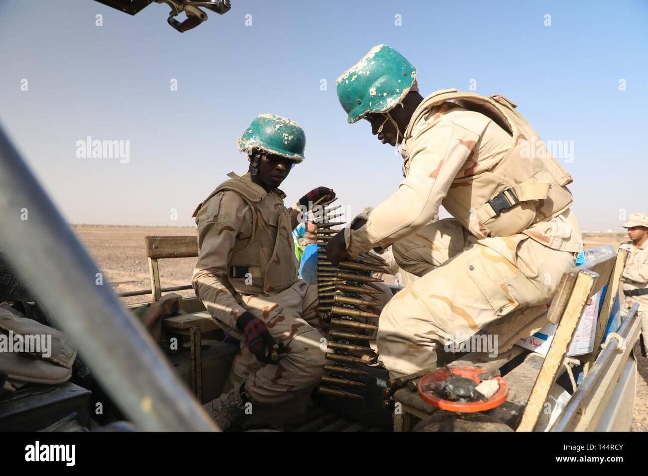 Mauritanian Soldiers link machine gun ammo during Exercise Flintlock ...