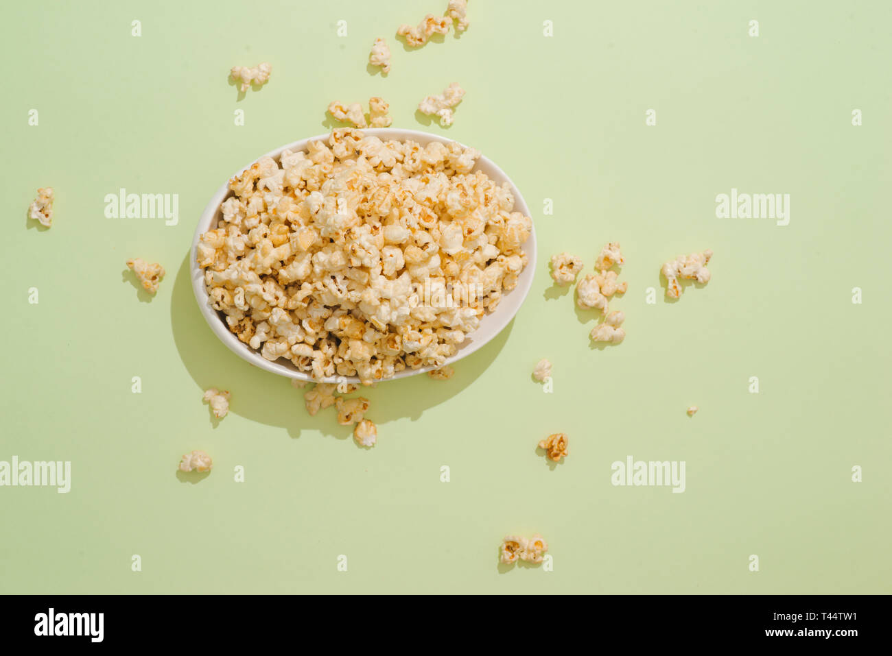 Caramel popcorn in yellow hi-res stock photography and images - Alamy