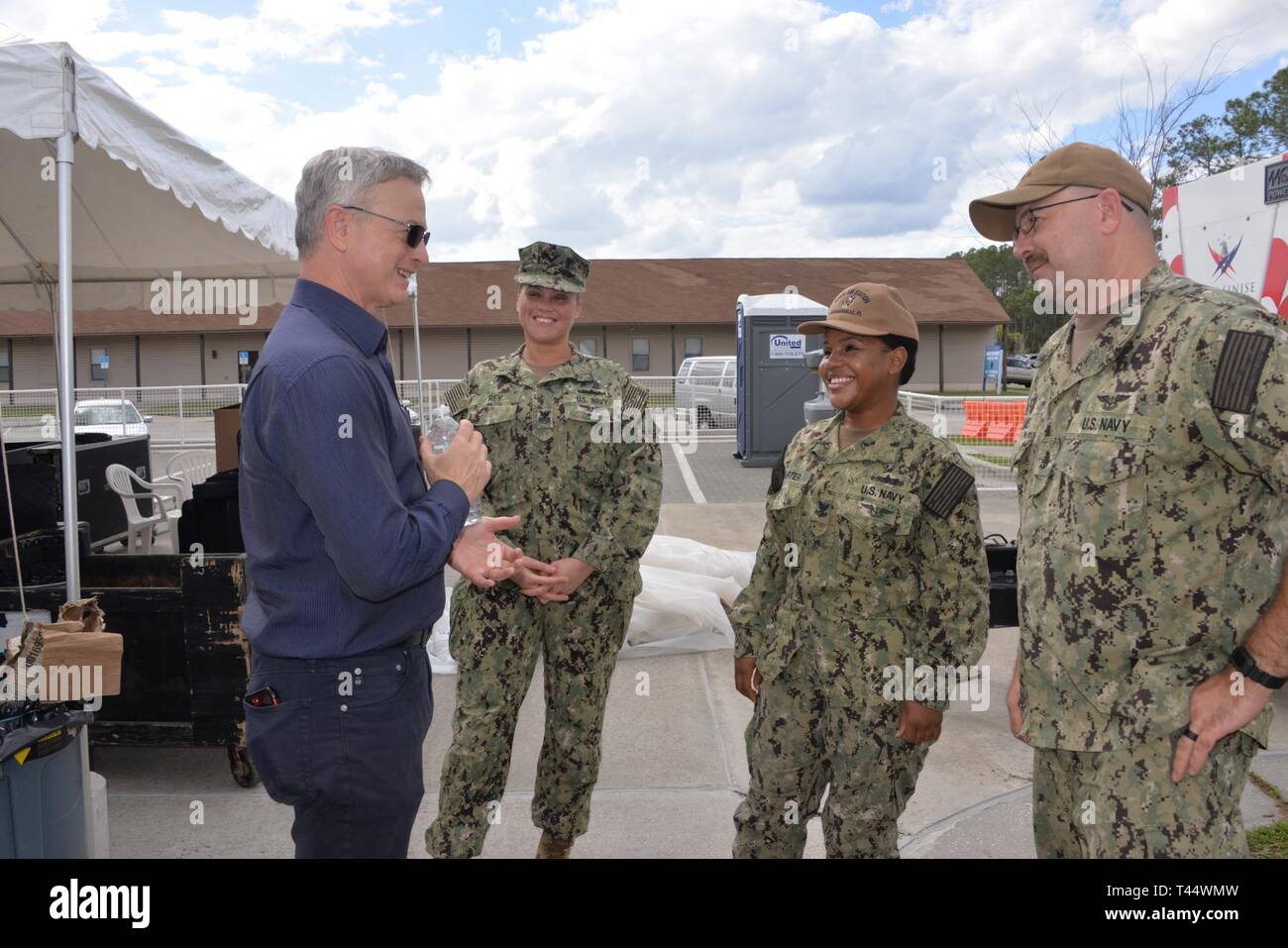Actor Gary Sinise meets with (from the left) EN1 Mariska Rey, YN2 ...