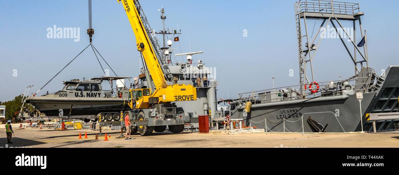 Soldiers of the U.S. Army's 97th Transportation Company, Landing Craft ...