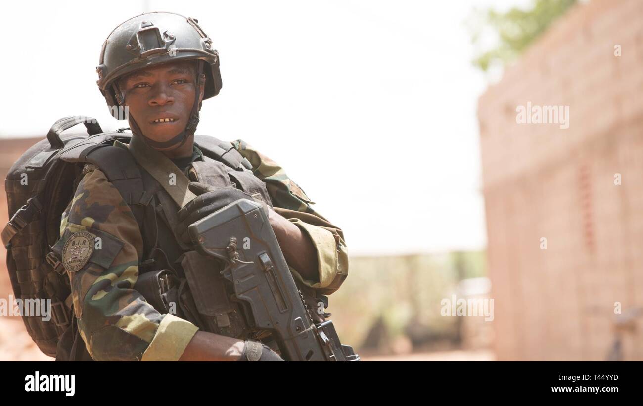 Cameroon soldiers, Burkina Faso soldier and Niger soldier train in a ...