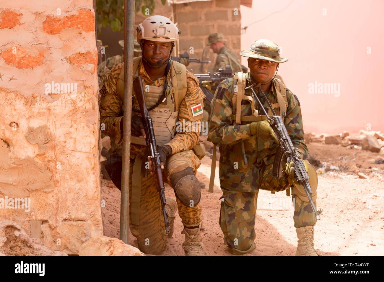 Cameroon soldiers, Burkina Faso soldier and Niger soldier train in a ...