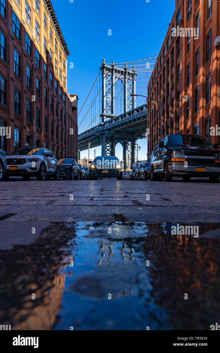 Down under the manhattan bridge overpass hi-res stock photography and ...