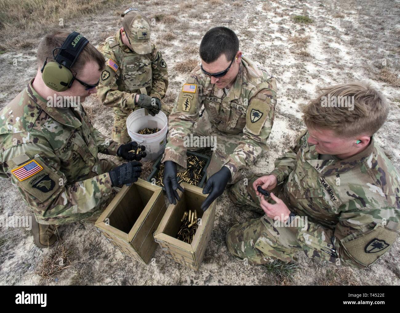 U.S. Army National Guard Soldiers with 1-111th General Support Aviation ...