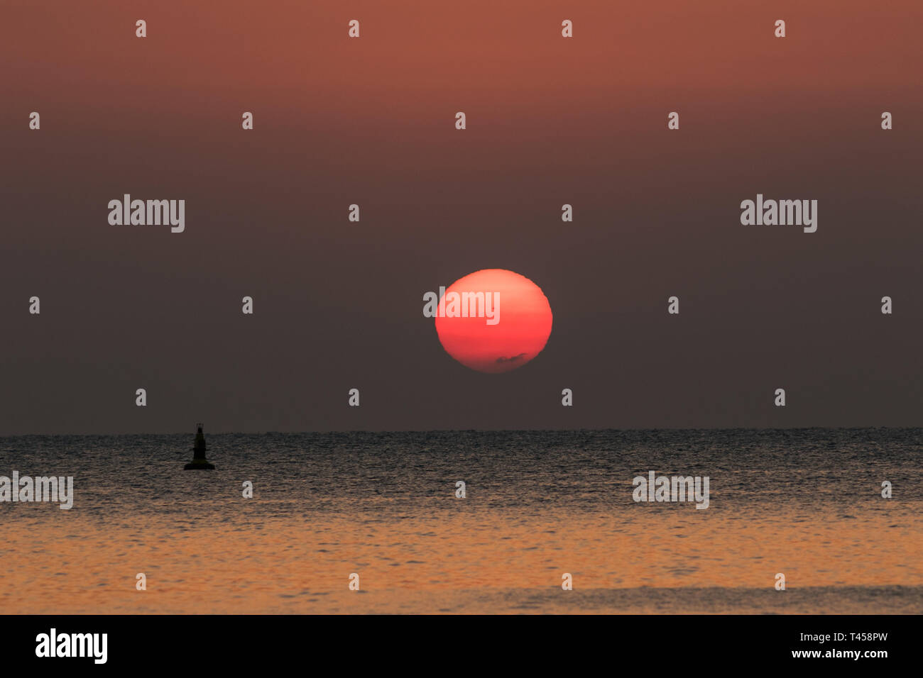 Doha, Qatar. 14th Apr, 2019. A beautiful sunrise over the Arabian gulf ...