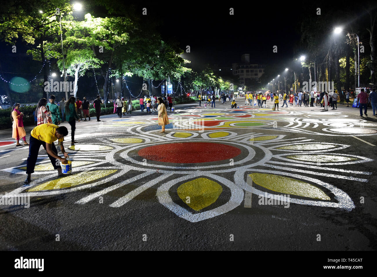 Dhaka, Bangladesh. 14th Apr, 2019. Artists draw graffiti made on a 1 ...