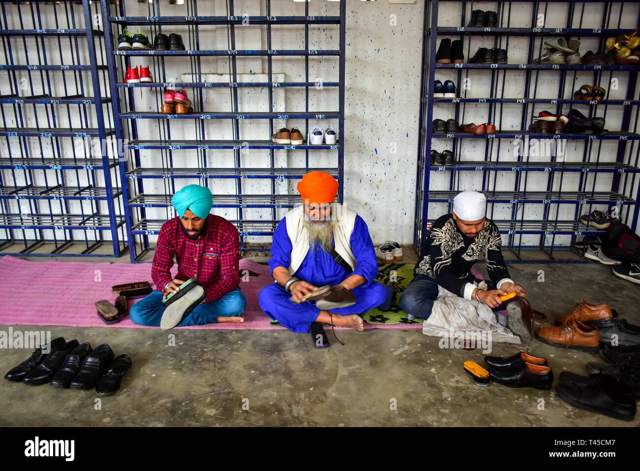 Kashmir, India. 14th Apr, 2019. Sikh volunteers seen polishing shoes of ...