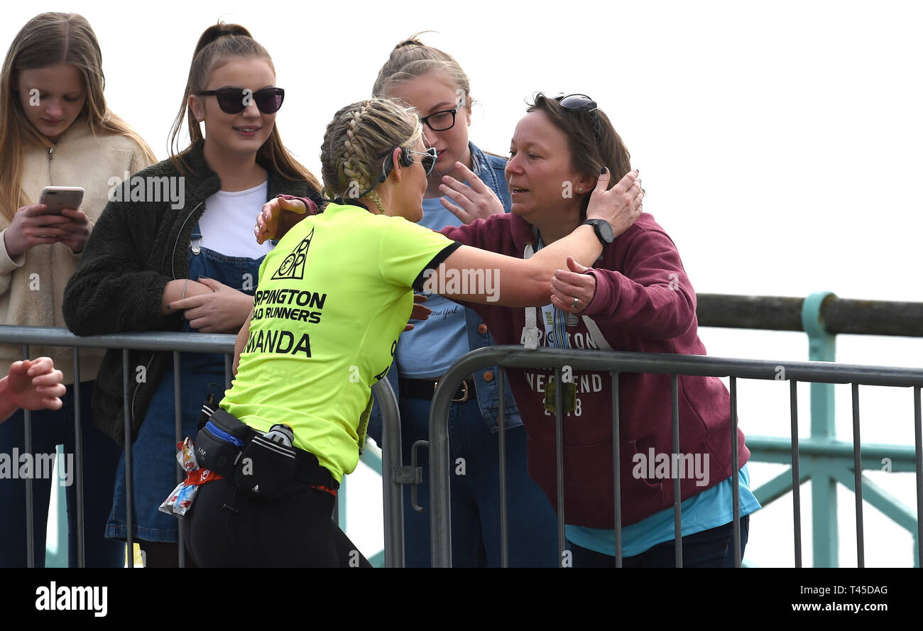 Runners hug hugs hugging hi-res stock photography and images - Alamy