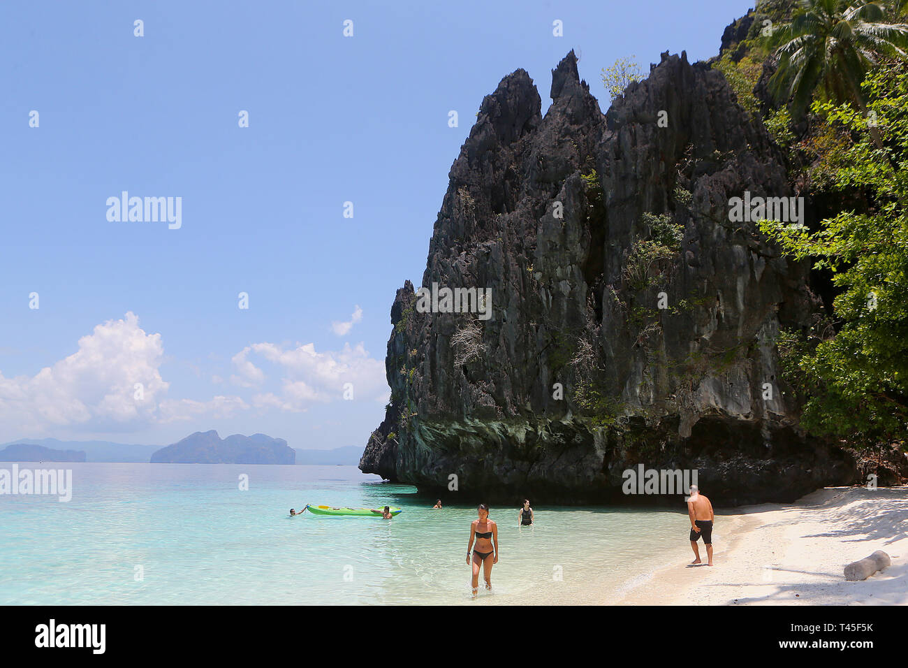 Palawan, Philippines. 14th Apr, 2019. Tourists enjoy their vacation ...