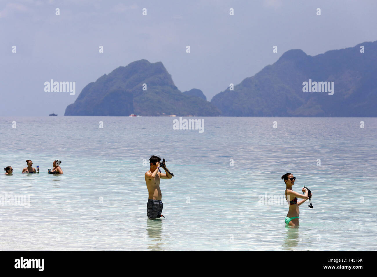 Palawan, Philippines. 14th Apr, 2019. Tourists enjoy their vacation ...