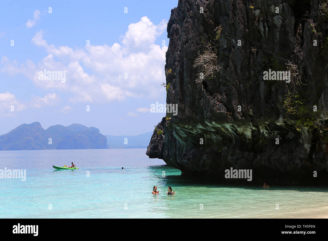 Palawan, Philippines. 14th Apr, 2019. Tourists enjoy their vacation ...