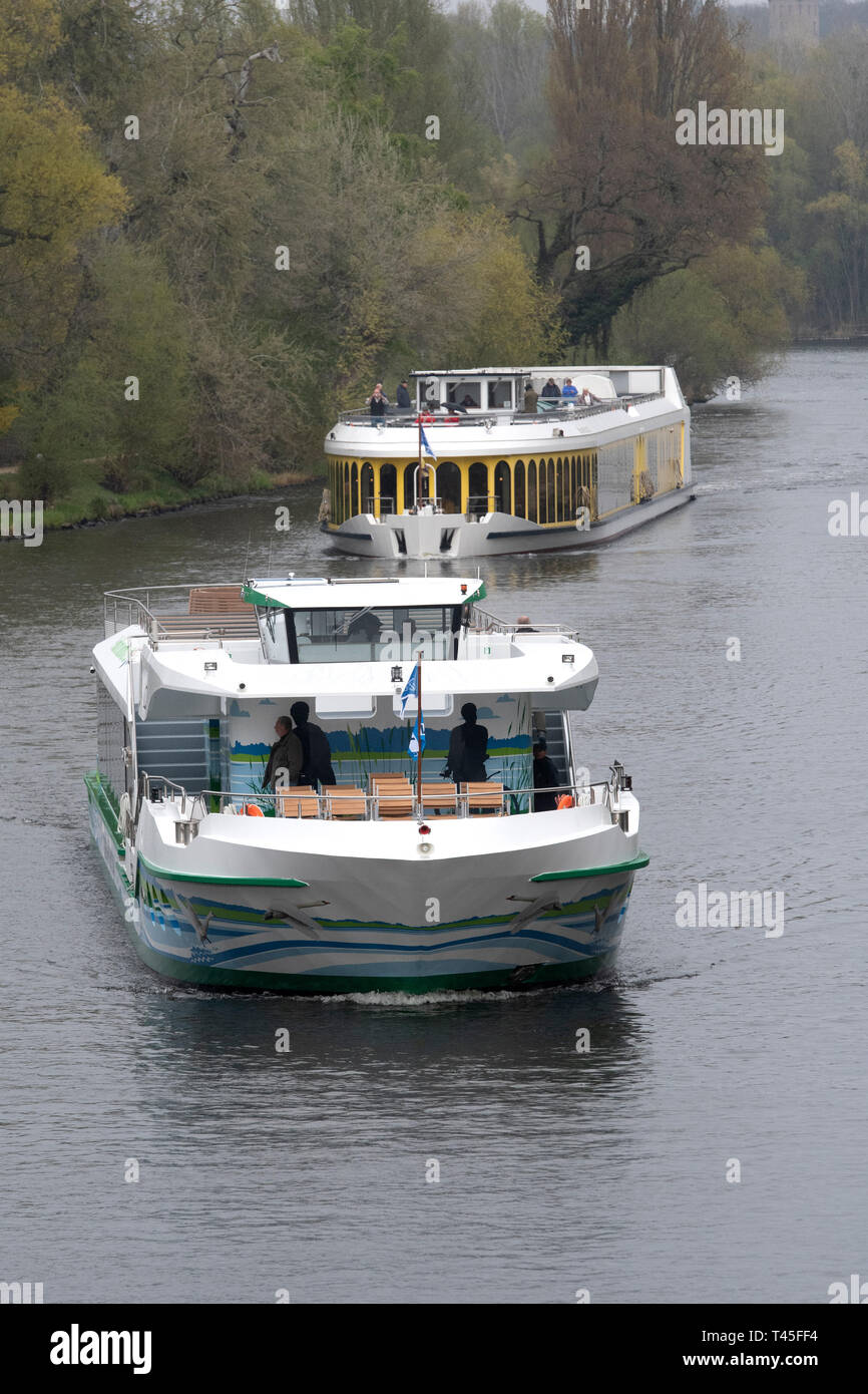 Potsdam, Germany. 14th Apr, 2019. The MV "Schwielowsee" (front), the ...