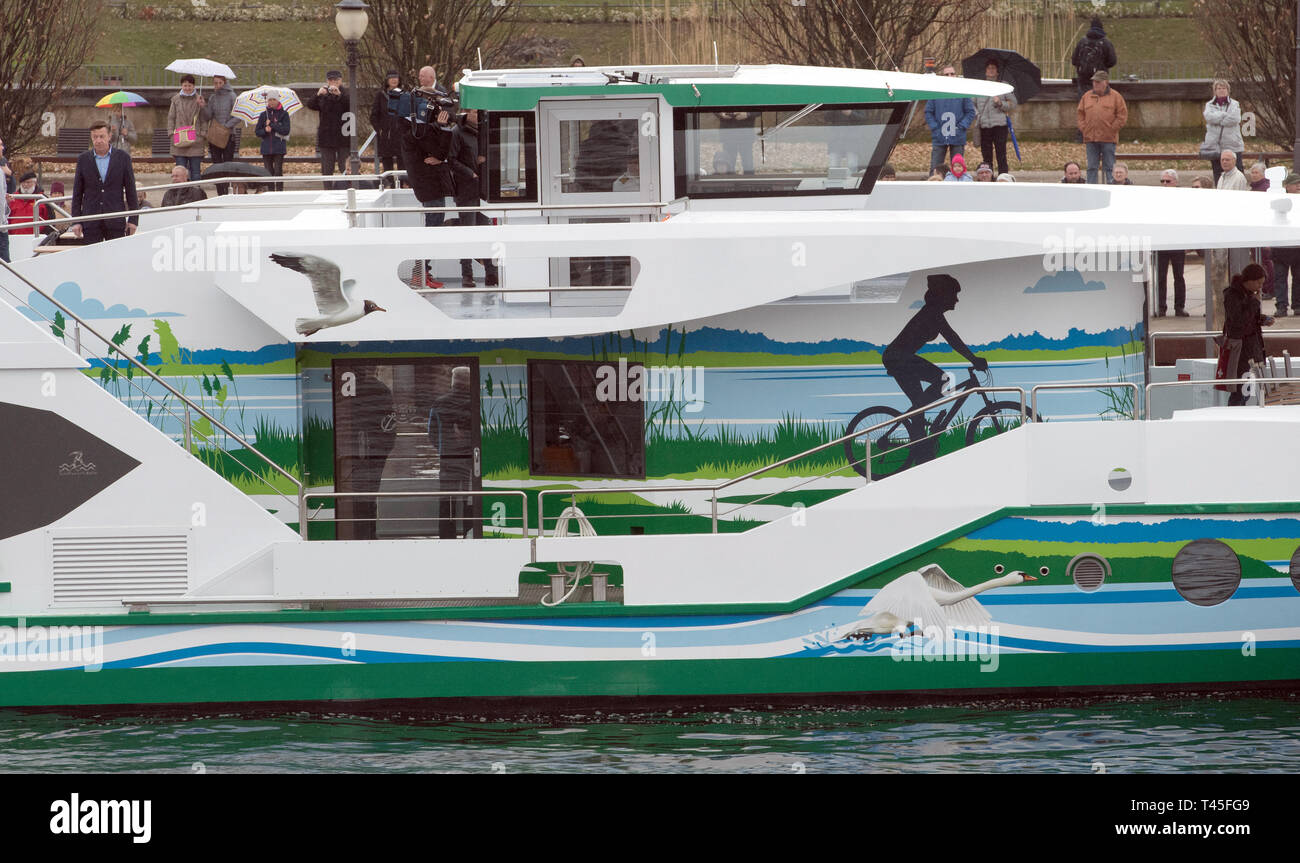 Potsdam, Germany. 14th Apr, 2019. The MV "Schwielowsee", the new hybrid ...