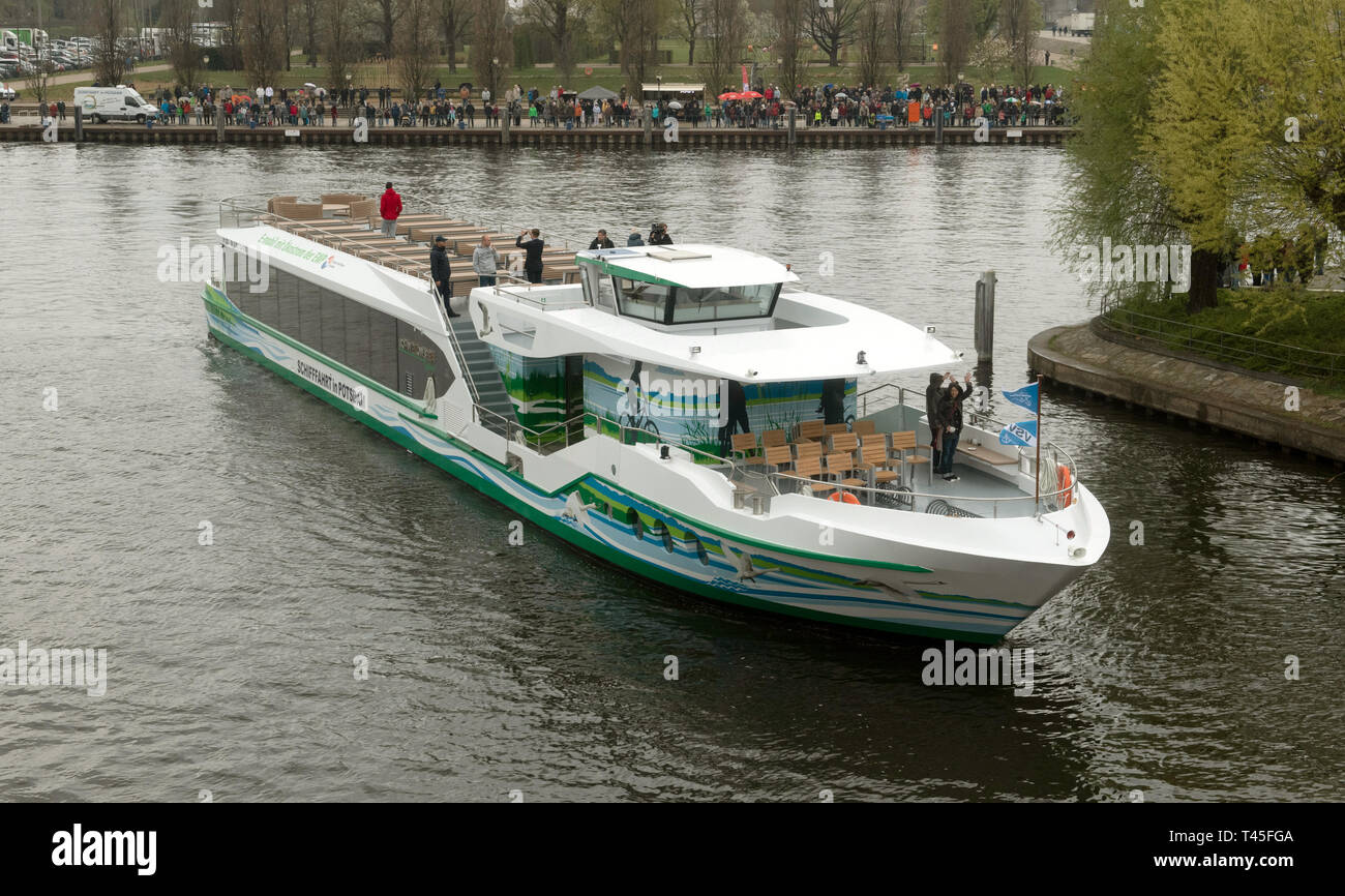 Potsdam, Germany. 14th Apr, 2019. The MV "Schwielowsee", the new hybrid ...