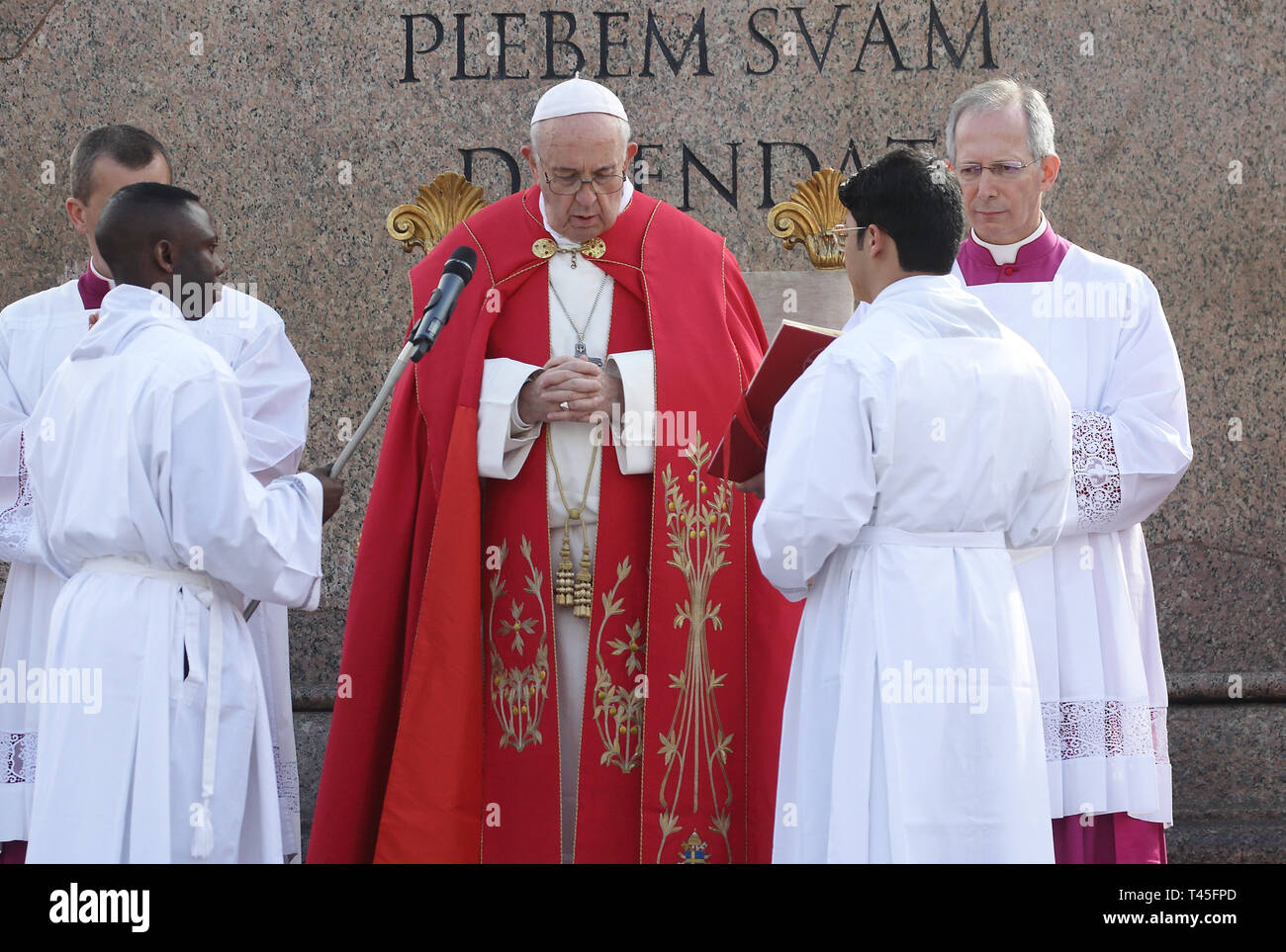 Vatican City. 14th Apr, 2019. POPE FRANCIS celebrates Palm Sunday in St ...