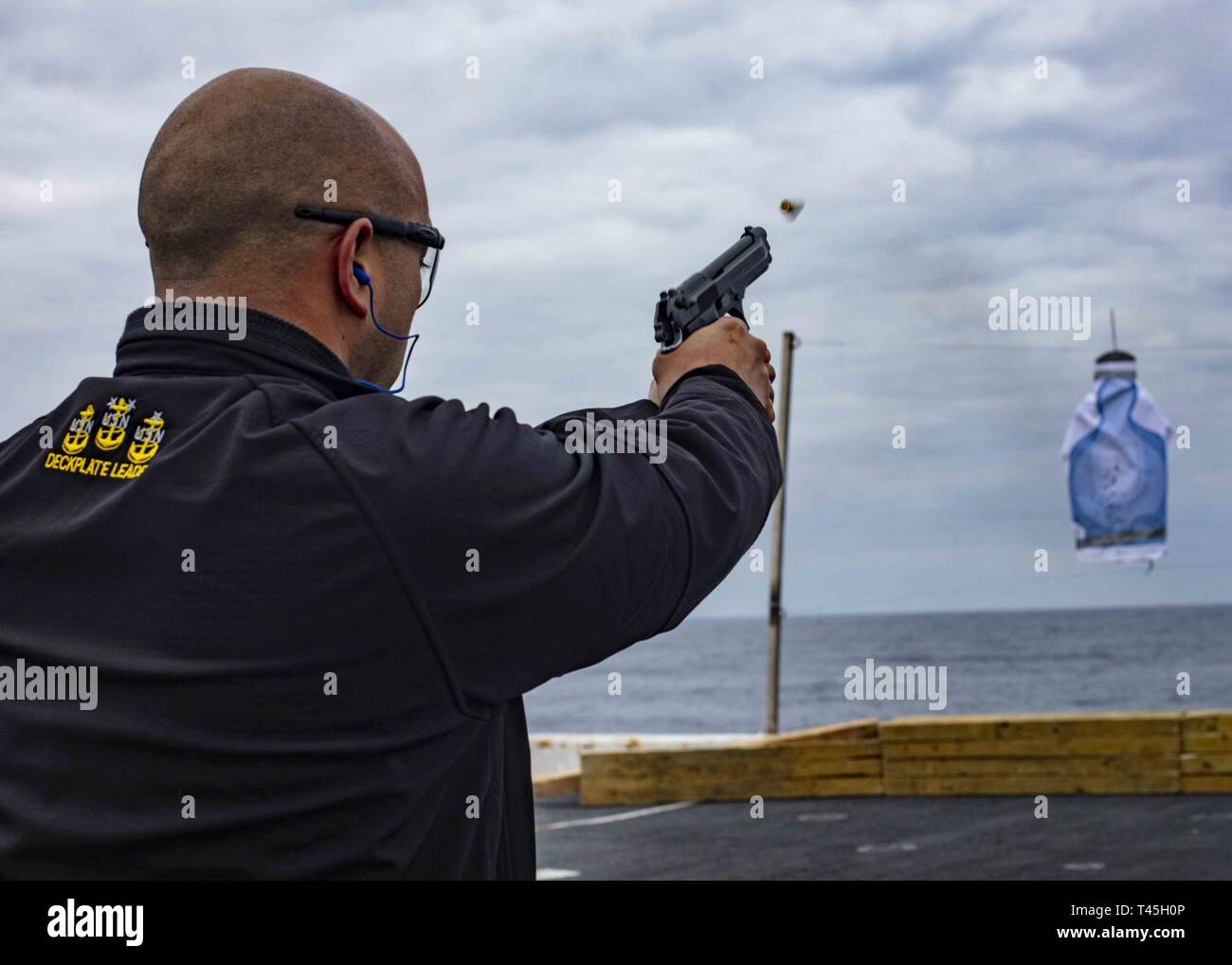 U s navy chief fire controlman hi-res stock photography and images - Alamy