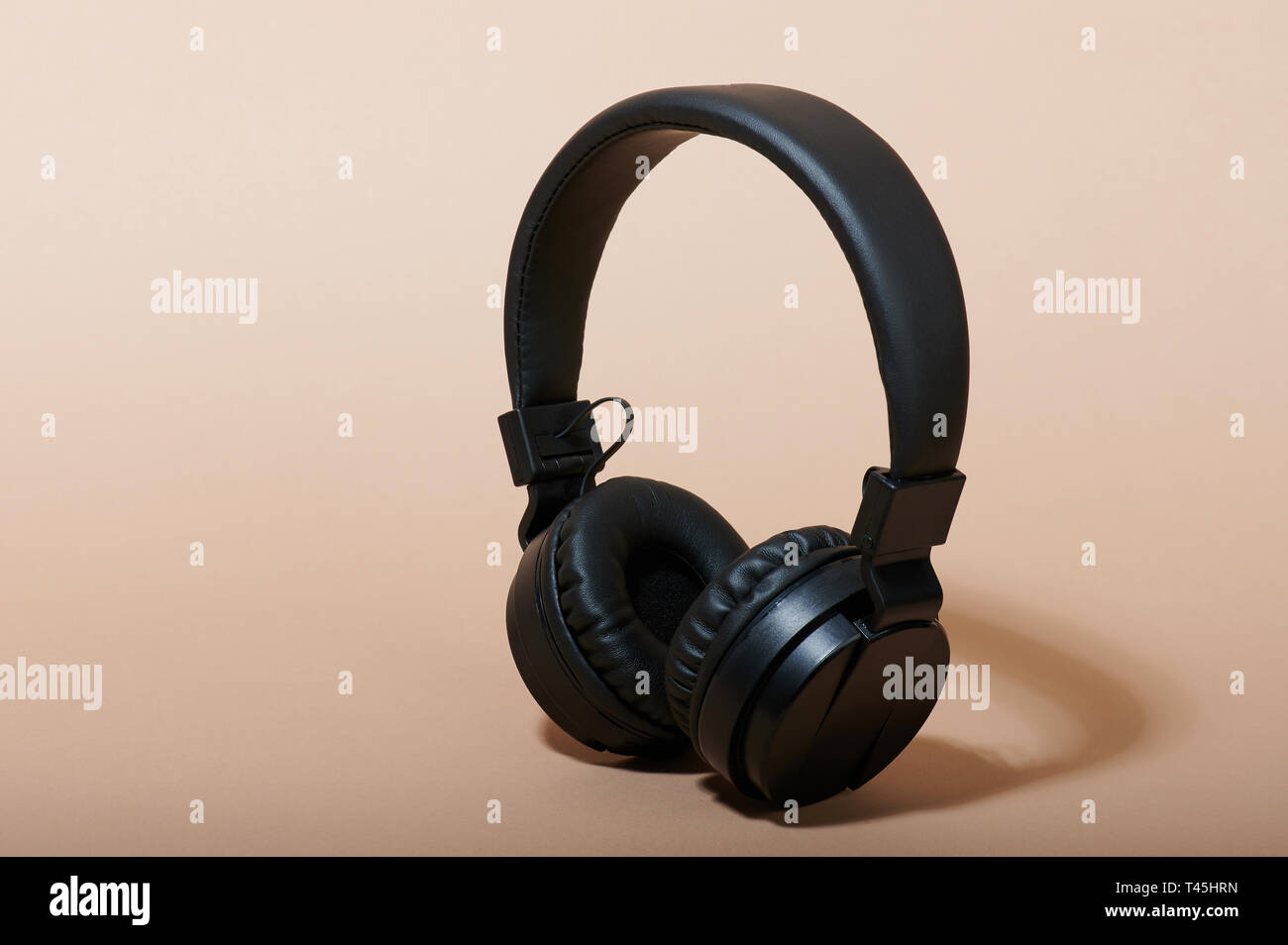 Headphones earphone hi-res stock photography and images - Alamy