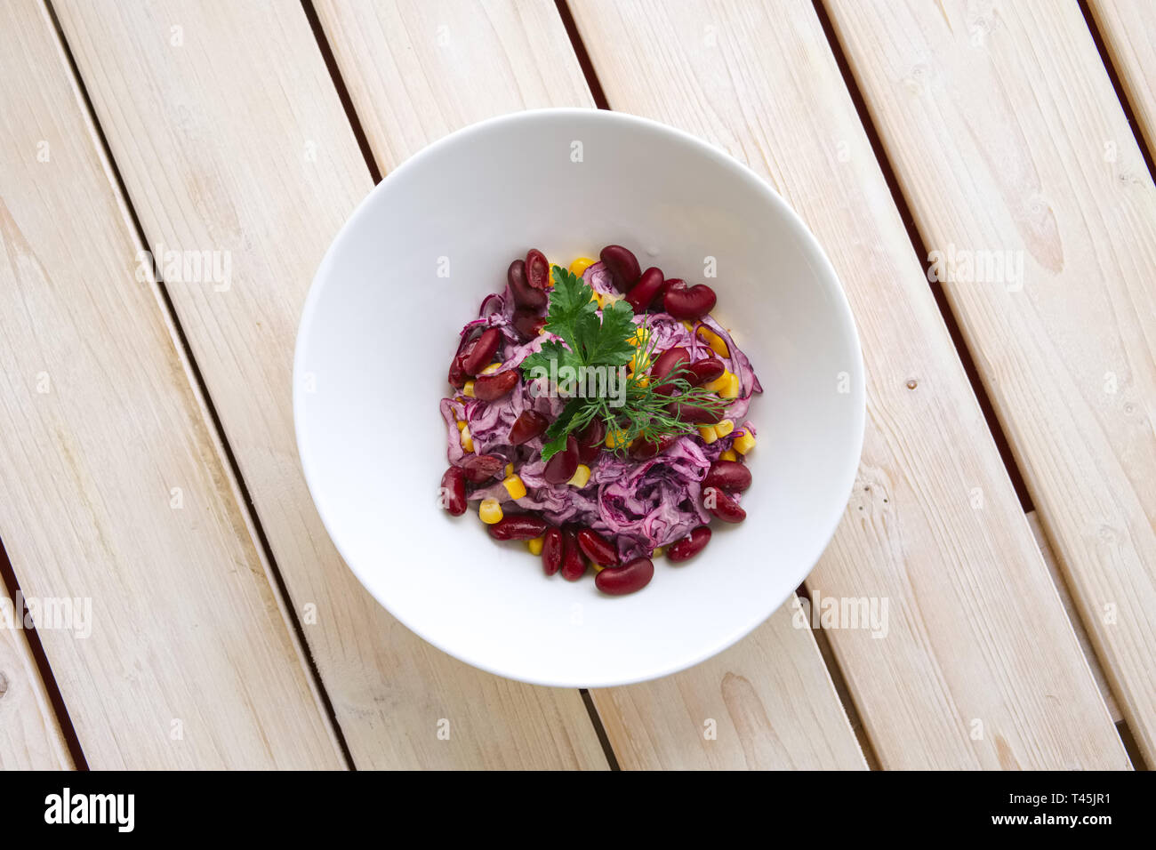 Vegetarian salad with red cabbage, red beans and corn Stock Photo - Alamy