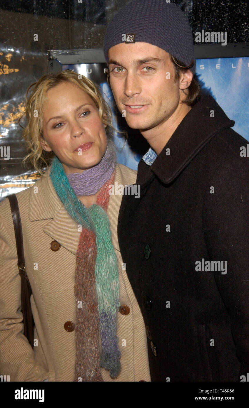 LOS ANGELES, CA. February 12, 2003: Actor OLIVER HUDSON & girlfriend ERIN at the world premiere ...