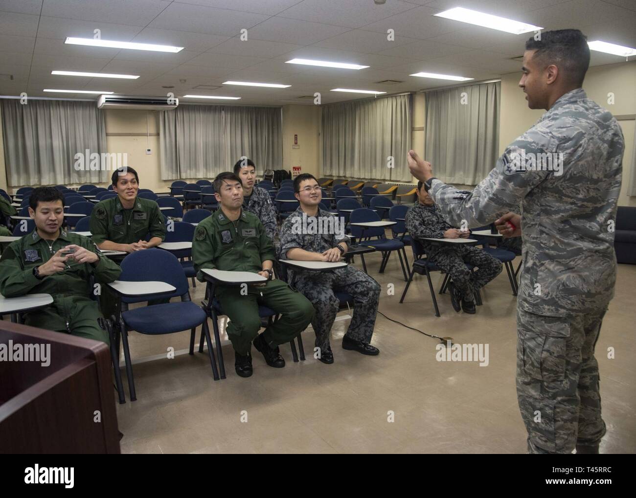 U s air force airman teaches hi-res stock photography and images - Alamy