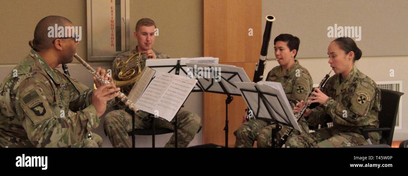 Eighth army band hi-res stock photography and images - Alamy