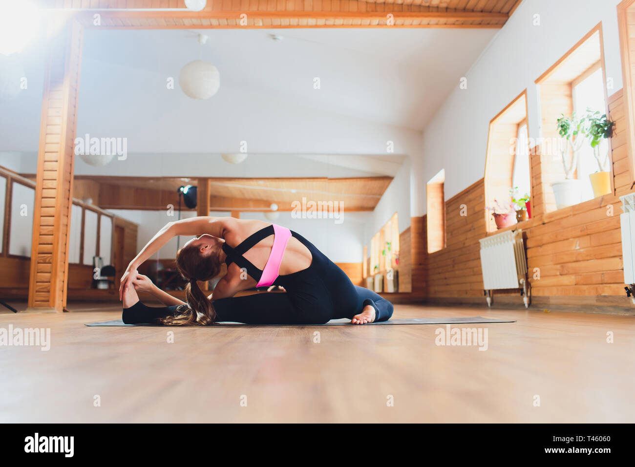 Reverse table top pose hi-res stock photography and images - Alamy