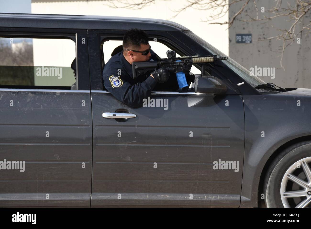 Police approaching house hi-res stock photography and images - Alamy