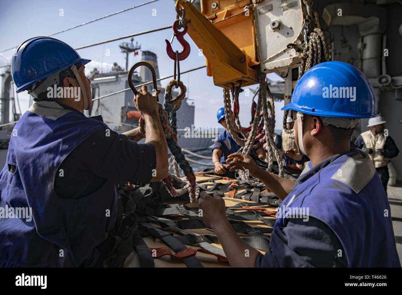 Maritime slings hi-res stock photography and images - Alamy
