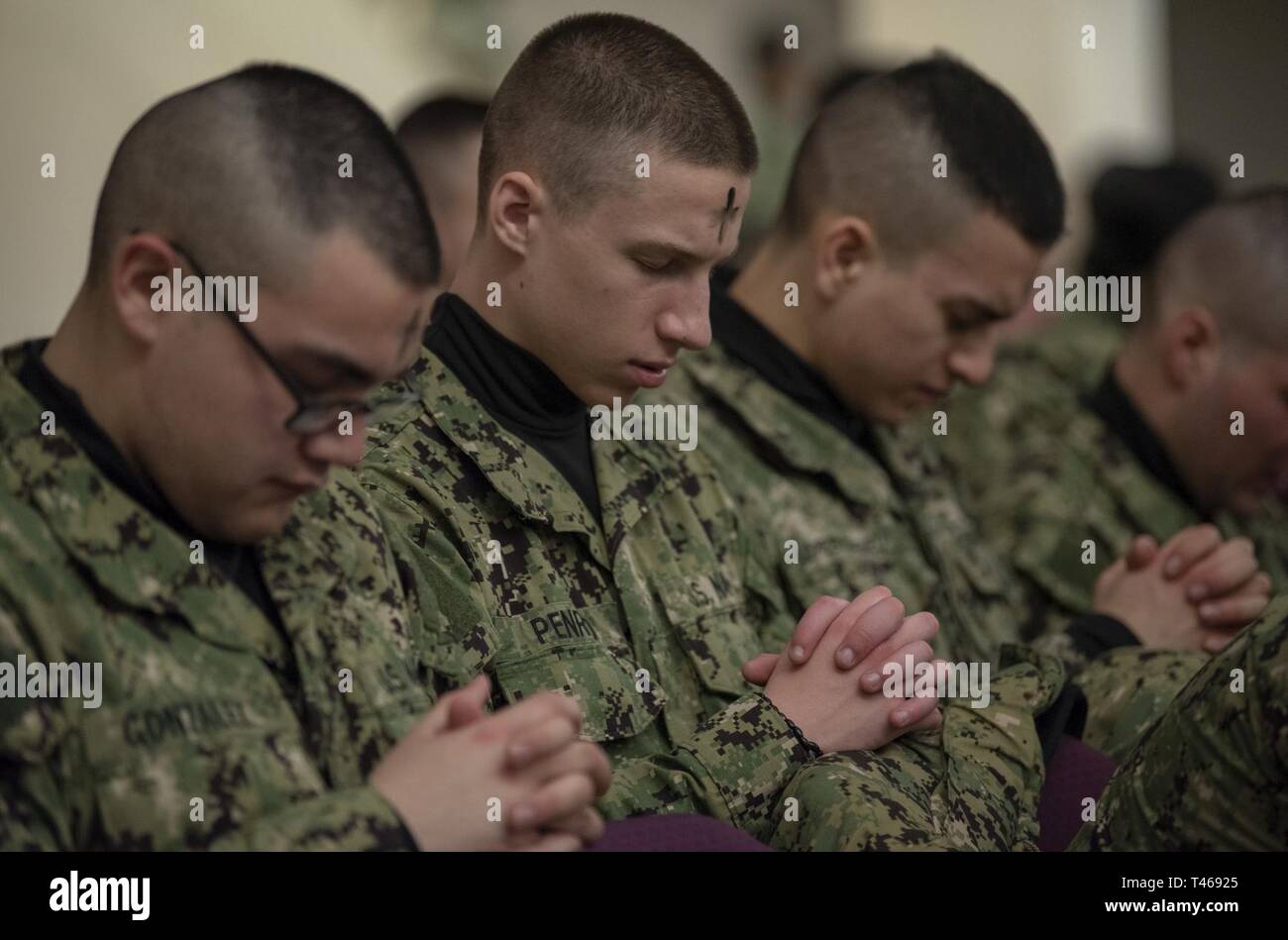 Navy recruits praying hi-res stock photography and images - Alamy