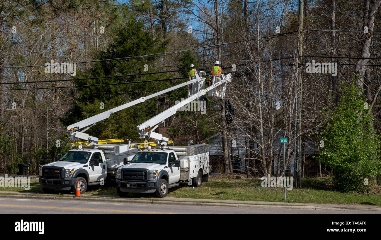 Cherry picker bucket truck hi-res stock photography and images - Alamy