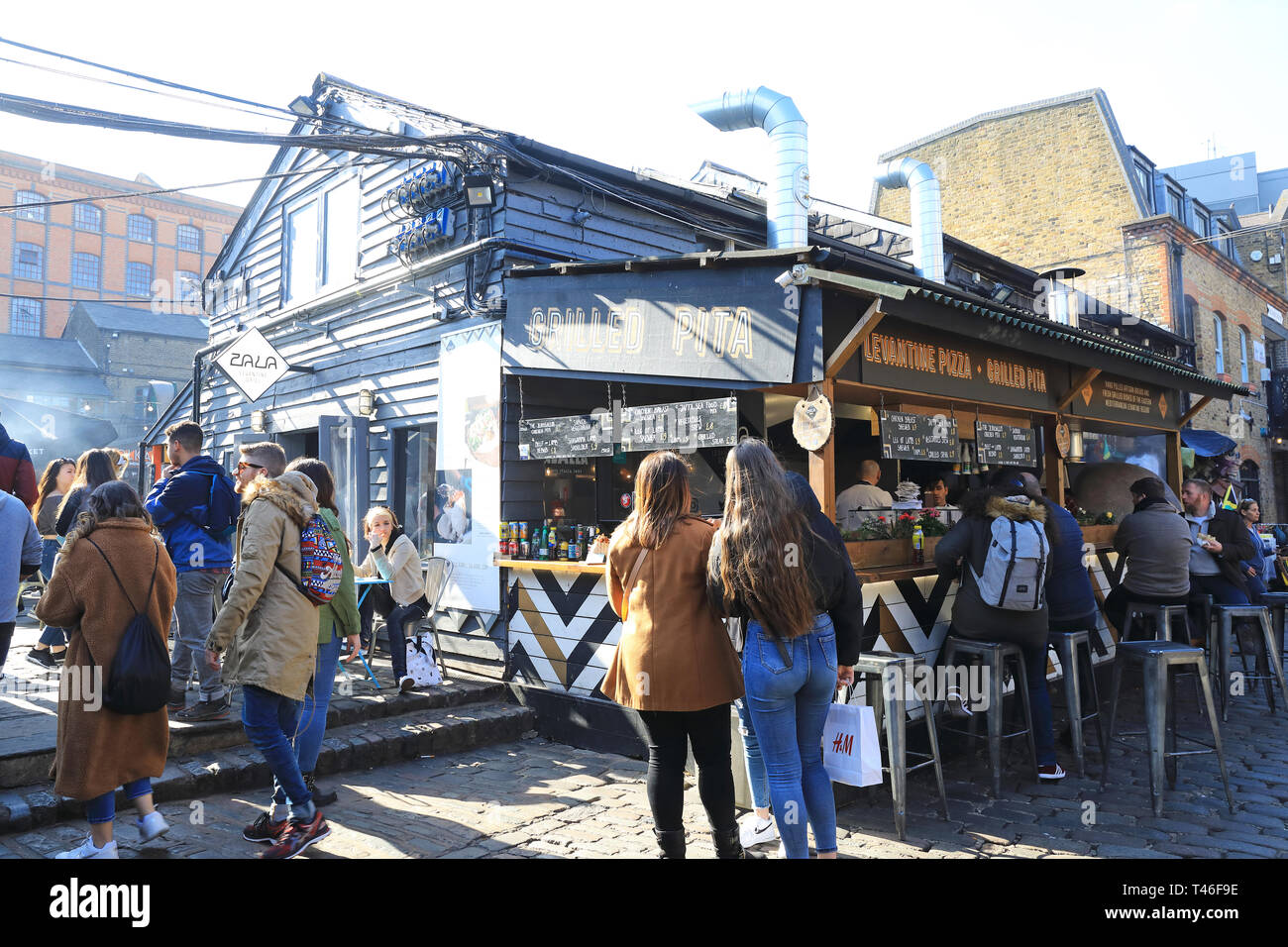 Buzzing food stalls hi-res stock photography and images - Alamy